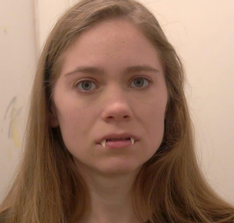 Tutorial: Easy Vampire Fangs with Acrylic Nails